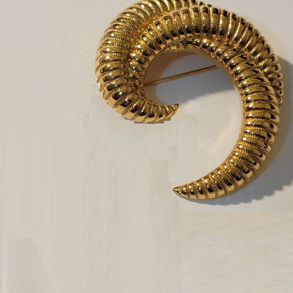 Monet | Jewelry | Monet Vintage Gold Tone Shell Swirl Large Brooch Pin ...